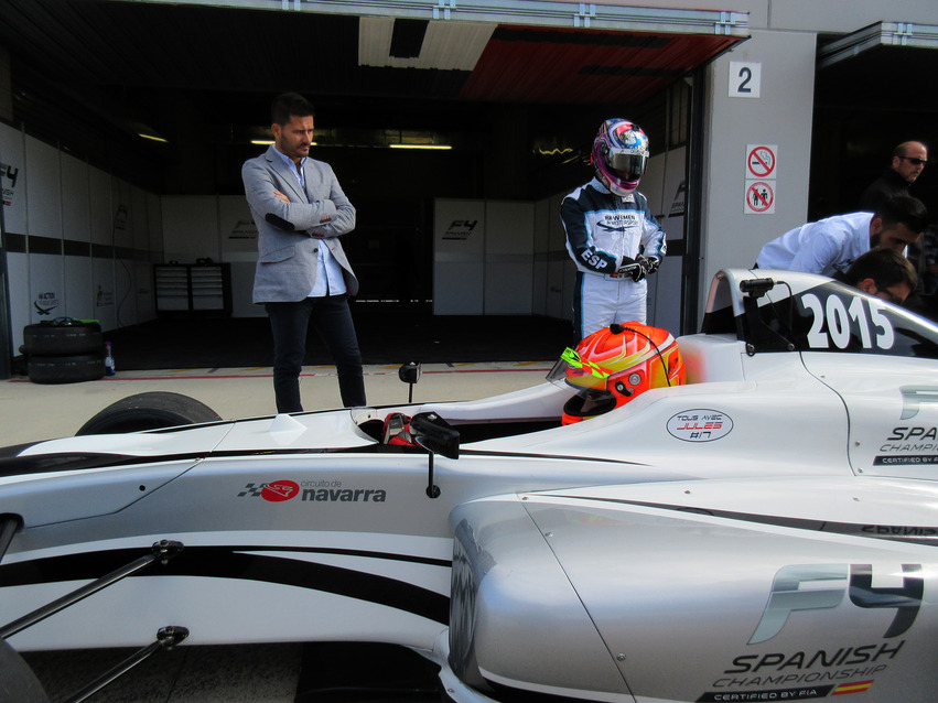 Mikel Azcona realiza un test con el monoplaza de la nueva Spanish F4